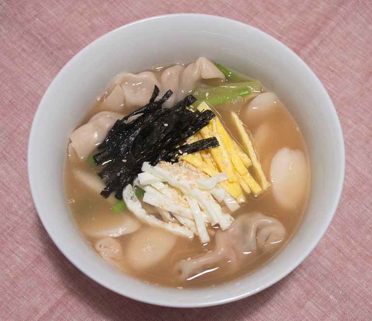 Mandu Guk (만두국) - Dumpling Soup Recipe - Everybunny Eats
